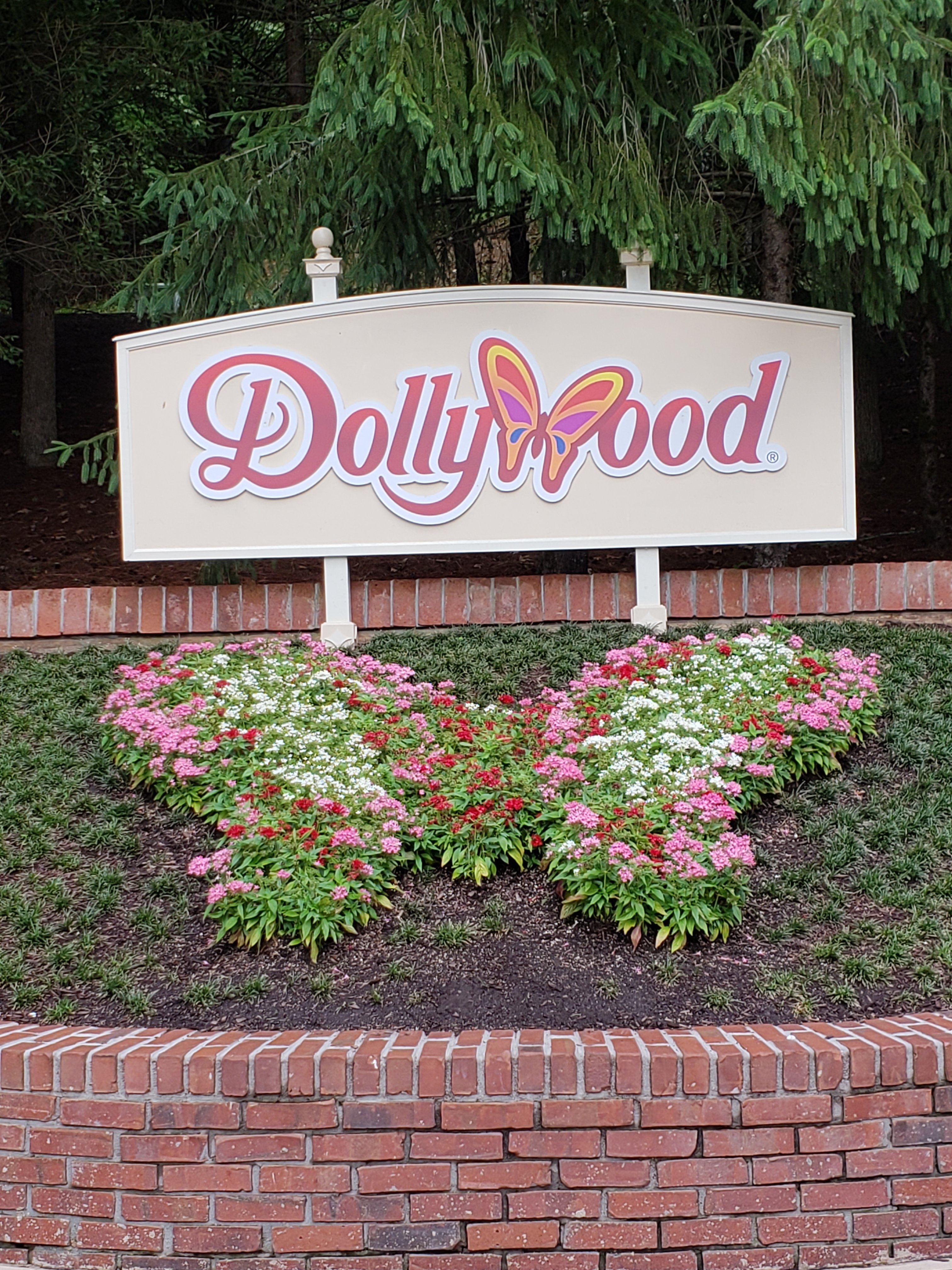 DOLLYWOOD | affordable adventures for all - Susie and Regina Adventures